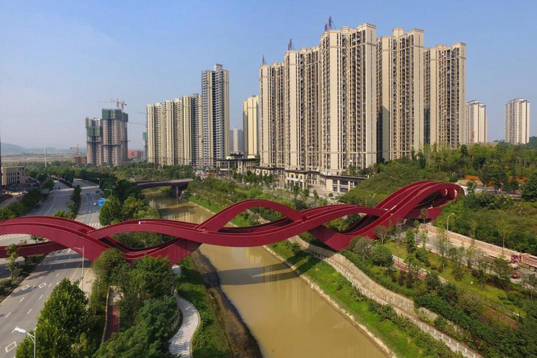 China gets a 'wavy' pedestrian bridge