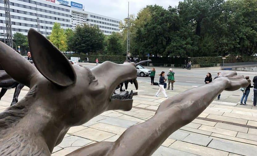 Statues of Nazi-saluting wolves appear in Germany | World News | Inshorts