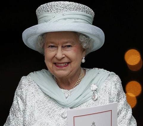 92-yr-old Queen Elizabeth posts on Instagram for 1st time using iPad